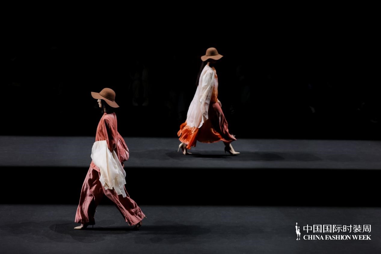 我院服装与服饰设计专业学生陈鹏飞作品亮相2025中国国际时装周开幕秀-教务处